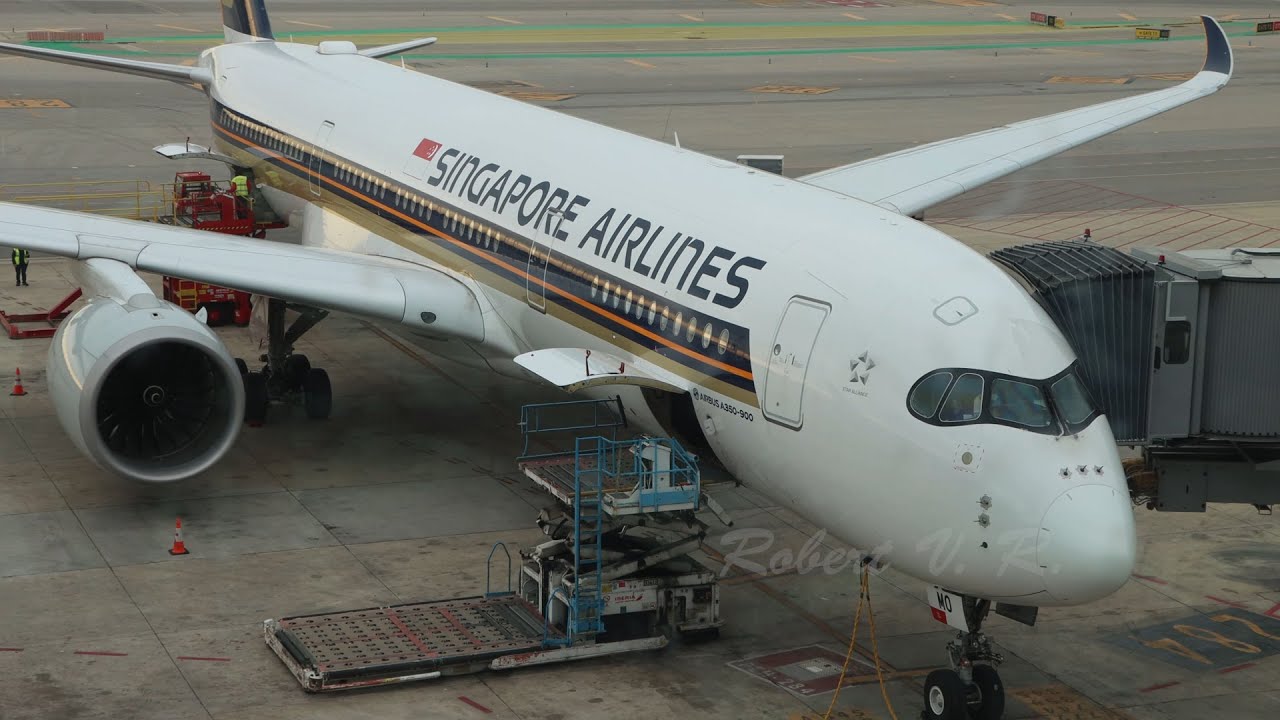 My first time flying with Singapore Airlines - YouTube