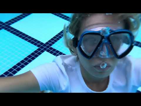 Get wet in the pool with underwater shooting / Wetlook Miss Viki