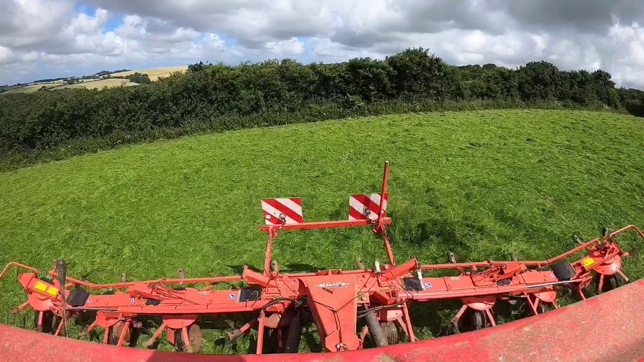 TEDDING SECOND CUT SILAGE | TIME-LAPSE | KUHN 8 ROTOR - YouTube