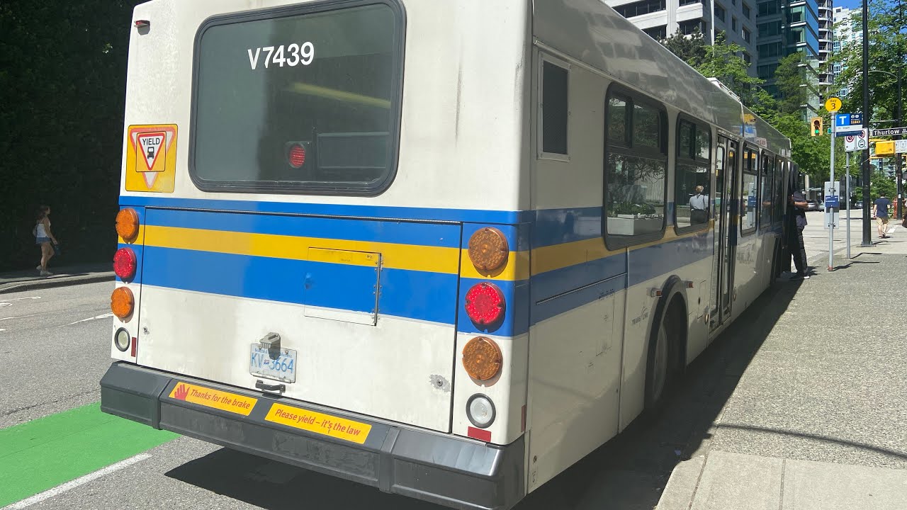 Vancouver Translink 2001 New Flyer D40LF V7439 on 22 Downtown - YouTube