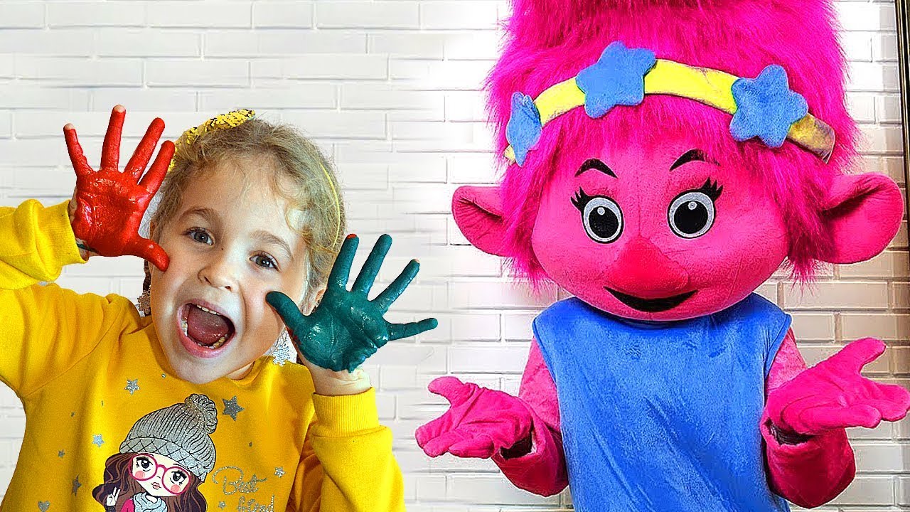 Nadia draws with her hands and helps her friends | Nadia draws with her ...