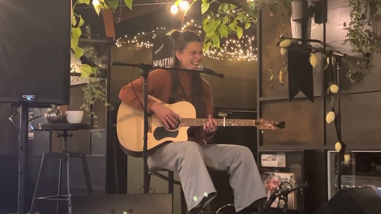 Steph Strings - Dusty Road - Live in Mornington 16.7.22 - YouTube