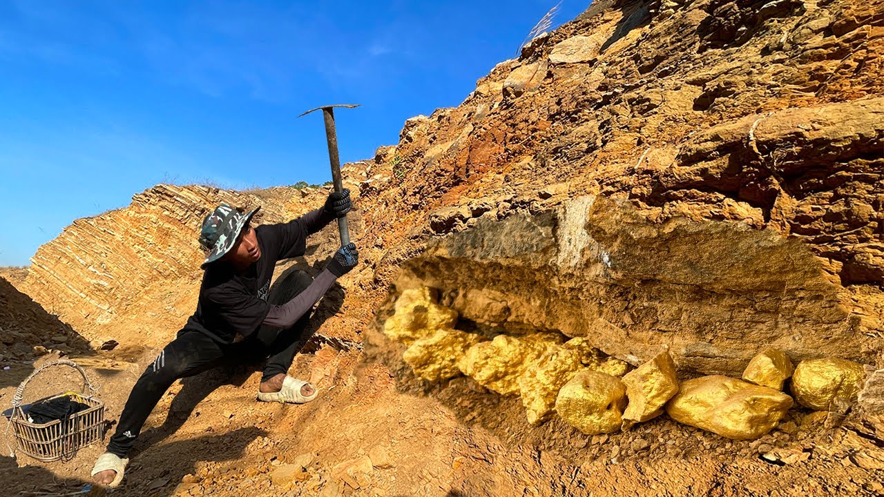 Amazing! Gold diggers found a lot of treasure gold at mountain -Digging ...
