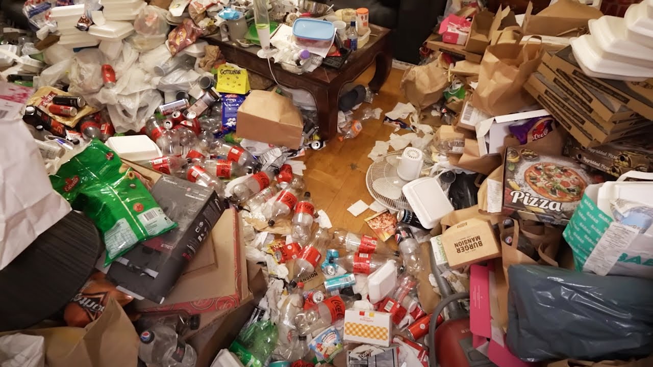 Terrible room, beyond your imagination! Start cleaning up the trash ...