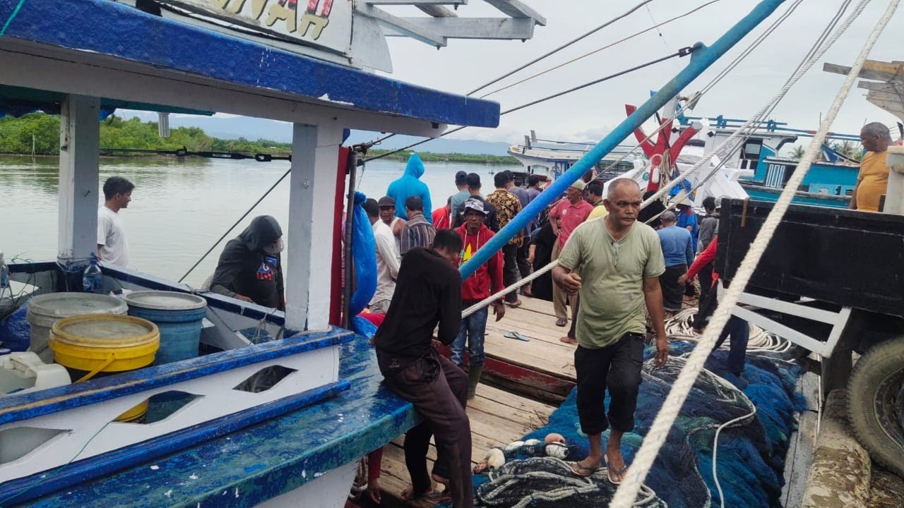 The Process Of Loading And Unloading Fishing Vessels - YouTube