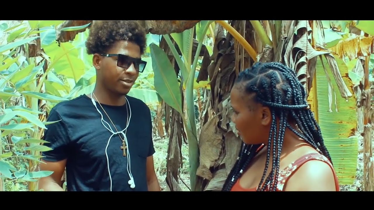 Vin gade kote yon fanm bay yon neg Plumen l Anba yon bannan. Timoun pa ...