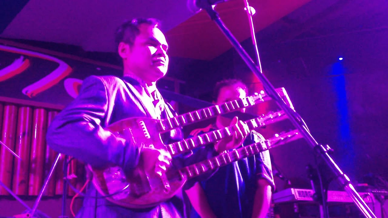 How to tune, play a triple neck Fender in Thailand, Ban Chang! Blind ...