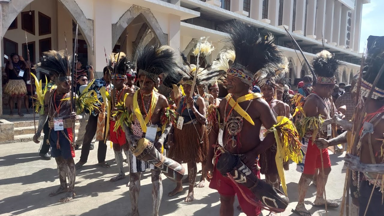 Tarian Rakyat Papua Iringi Prosesi Tahbisan Episkopal Uskup Mgr ...