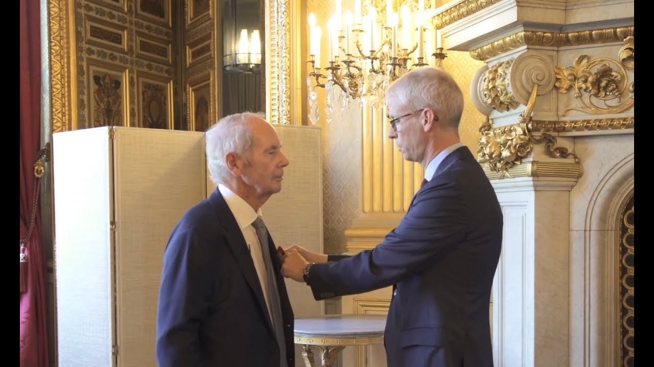 Sir PETER RIGBY reçoit la Légion d'Honneur - YouTube
