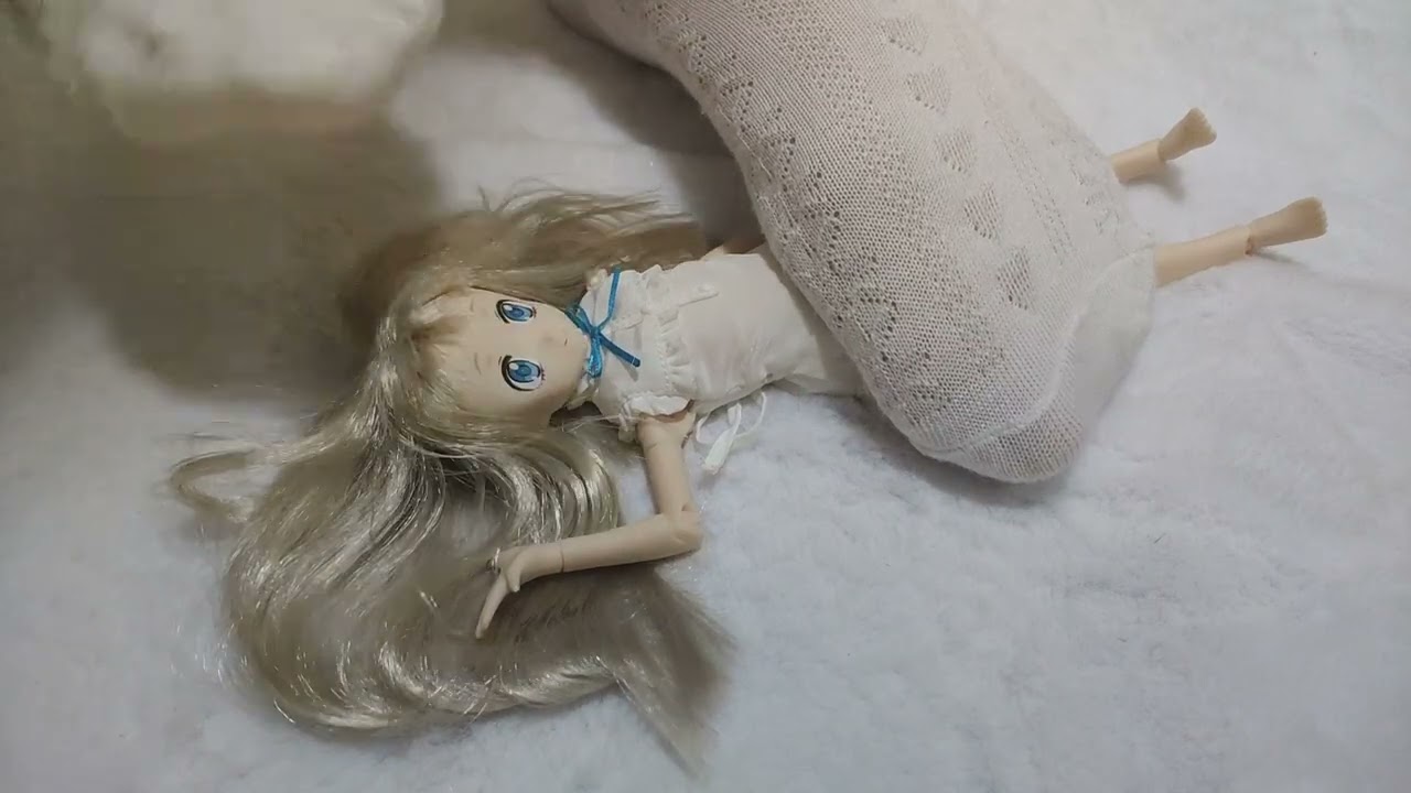 crushing doll destroy doll/フィギュアを踏み潰す フィギュア破壊 - YouTube