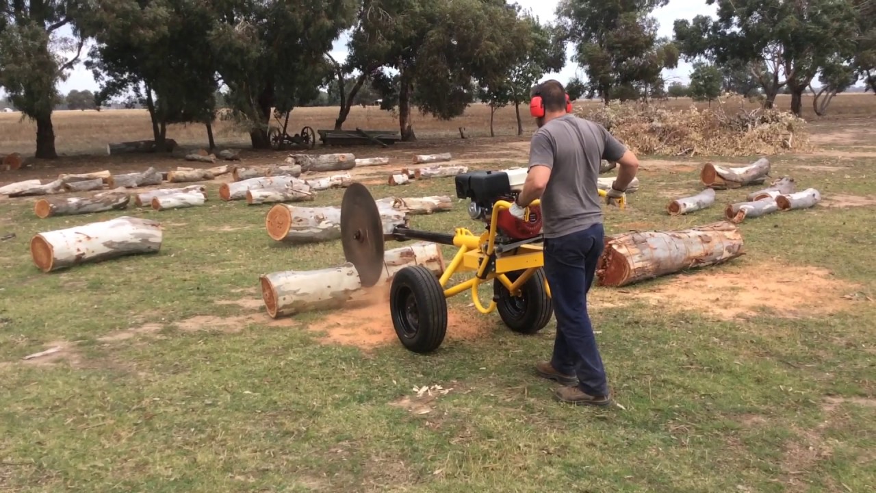 Cross cutting green red gum logs with Mobilco swingsaw. - YouTube