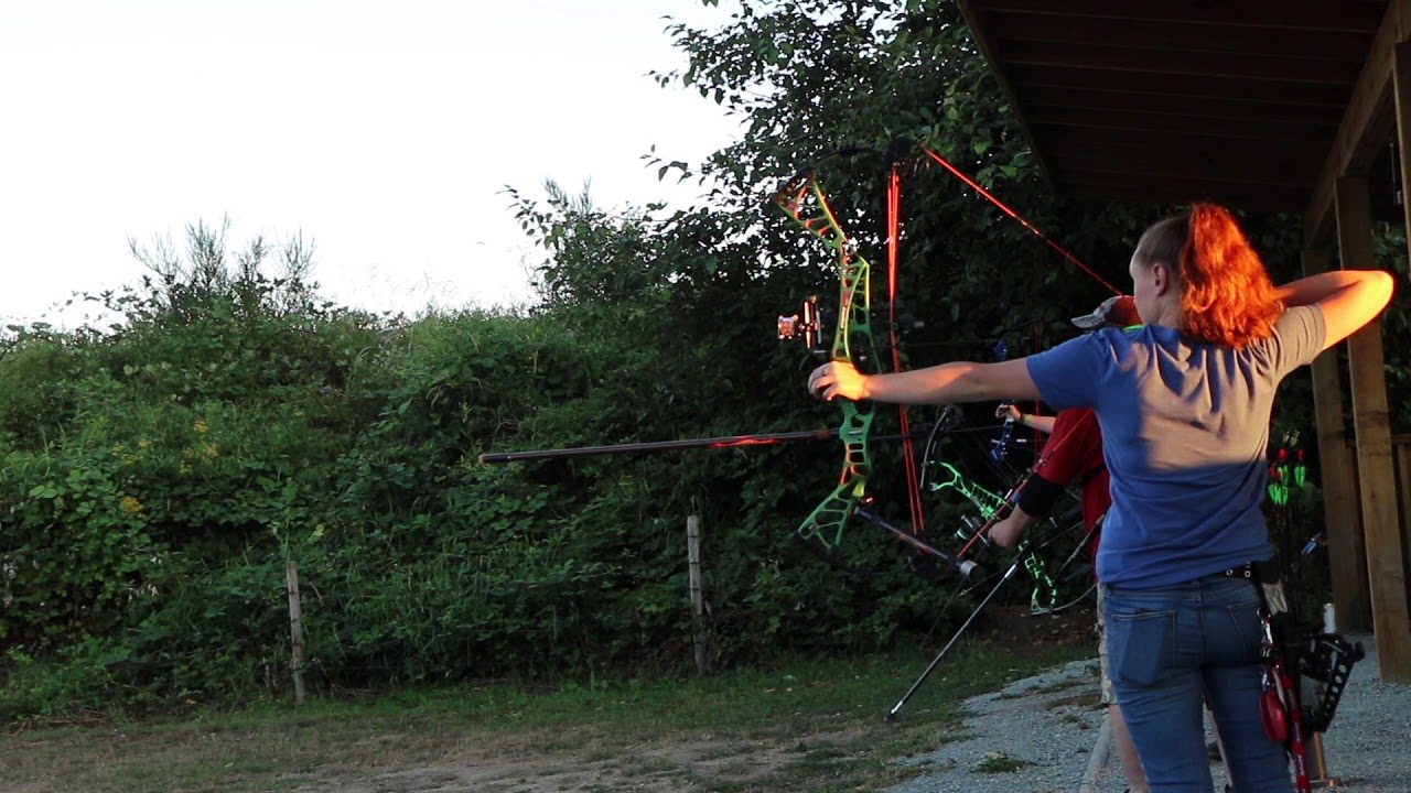 CRAZY BOW SHOTS - compound vs traditional - smallest moving target at ...