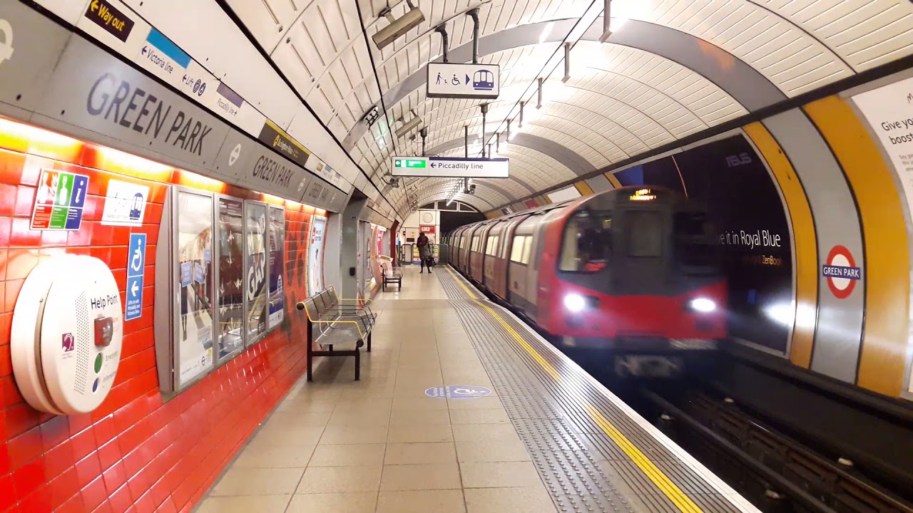 London Underground Jubilee Line: 1996 Tube Stock #96651 arriving at ...