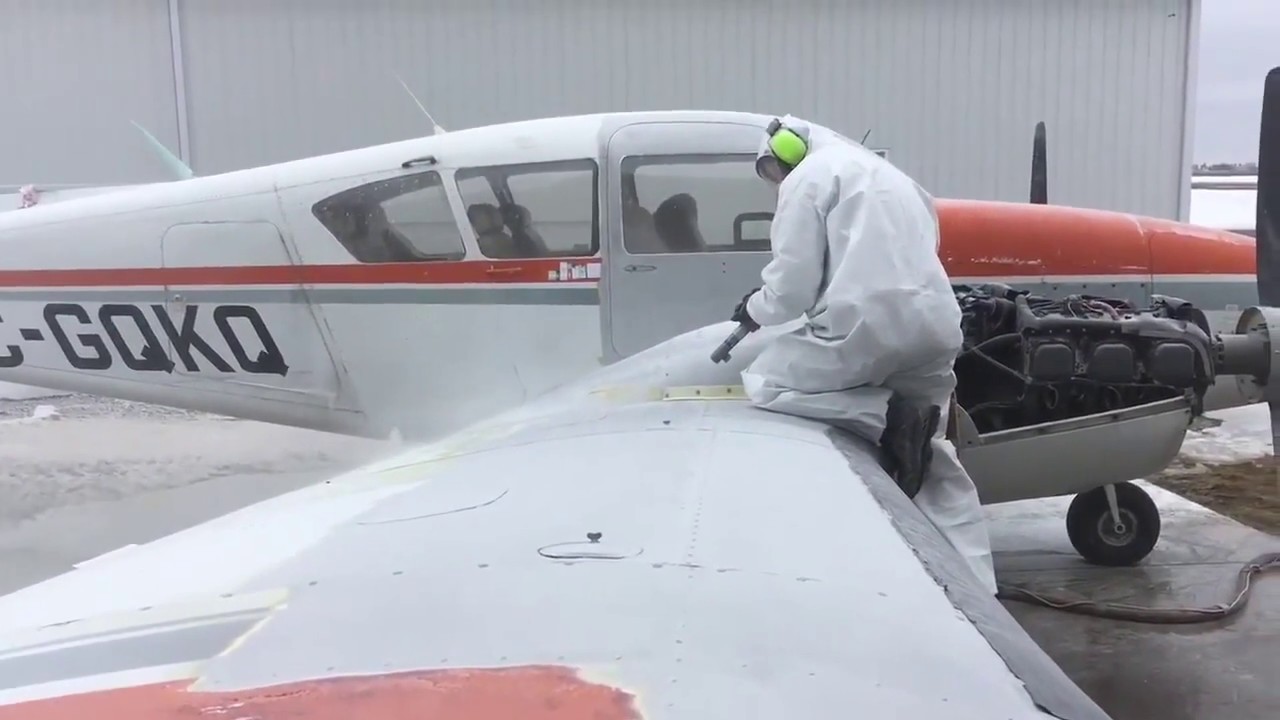 Comment décaper un avion en aluminium - YouTube