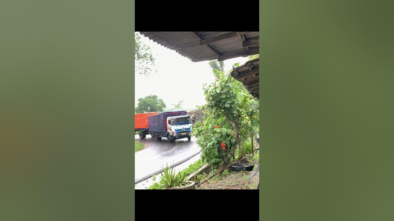 Truk Gandeng Melintasi Tikungan Kembar Lahor - YouTube