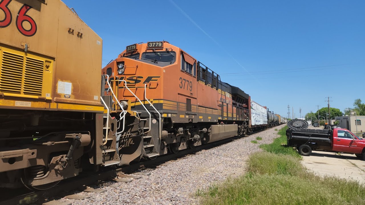 BNSF 3779 trails on MCHAL-26 on Union Pacific's Milwaukee Subdivision|5/26/23 - YouTube
