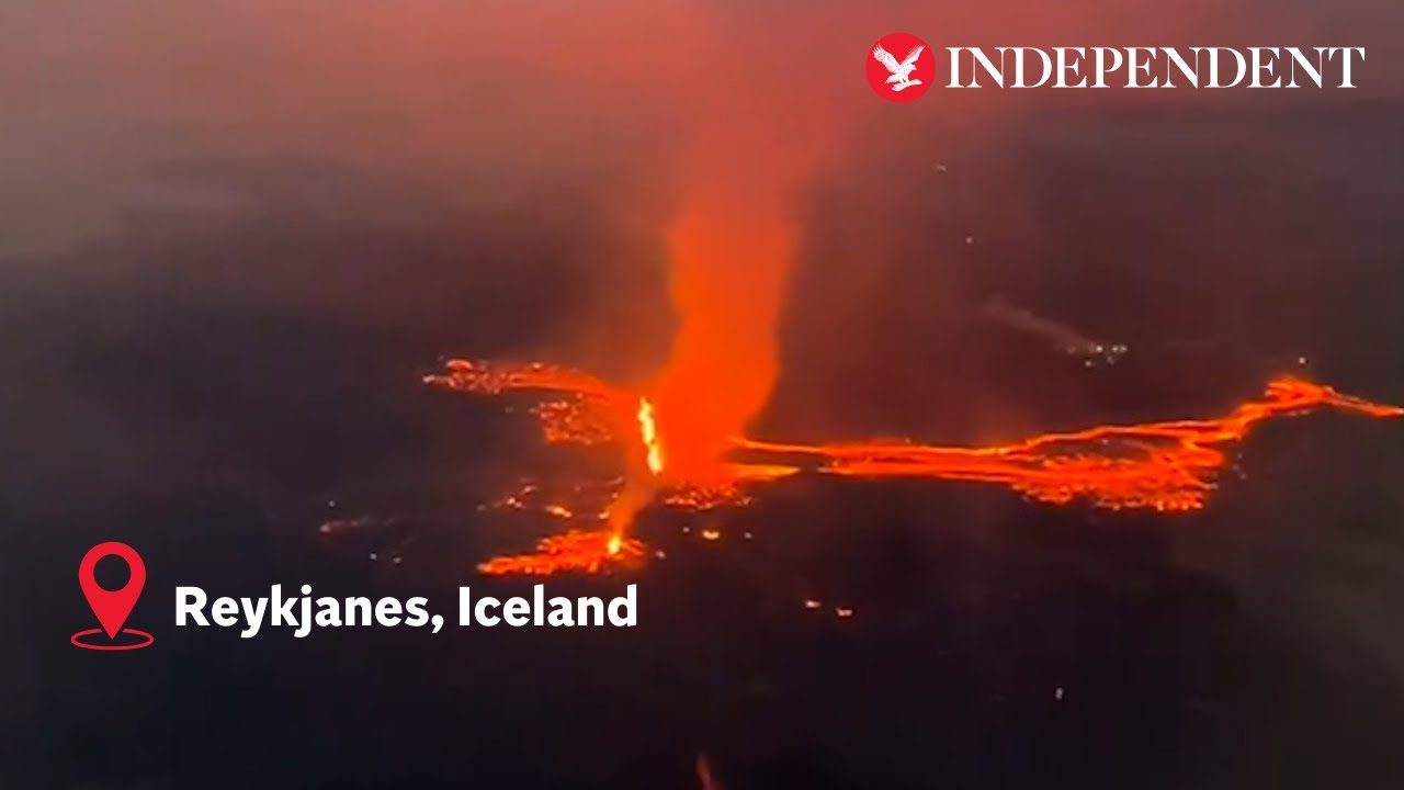 Moment easyJet plane flies over erupting Iceland volcano - YouTube