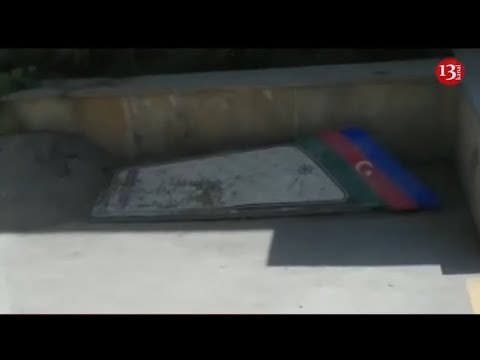 Bayrağımıza qarşı təhqir: Polis bölməsinin önündə ayaq altına atıldı