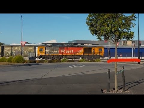 DL 9521 with Train M30P passing Rotokauri station Hamilton North Island ...