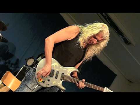 Istvan Alapi - Stratus(Billy Cobham) Guitar Mania Camp 2011. - YouTube