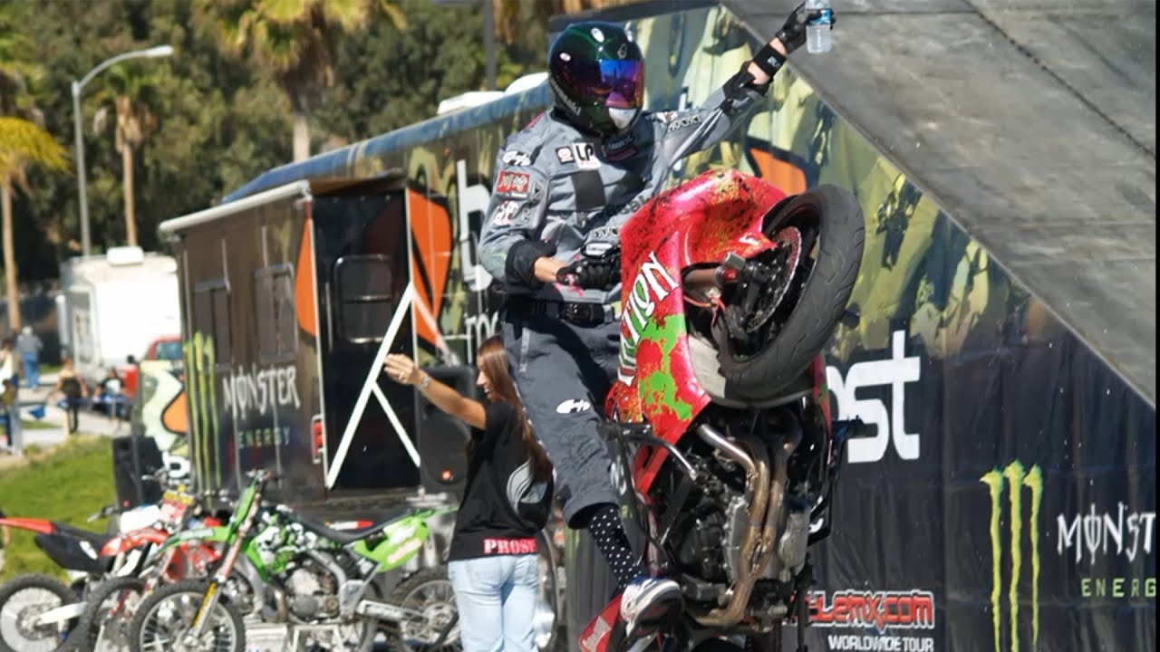 Insane Kane Stunt Show (2008) - YouTube