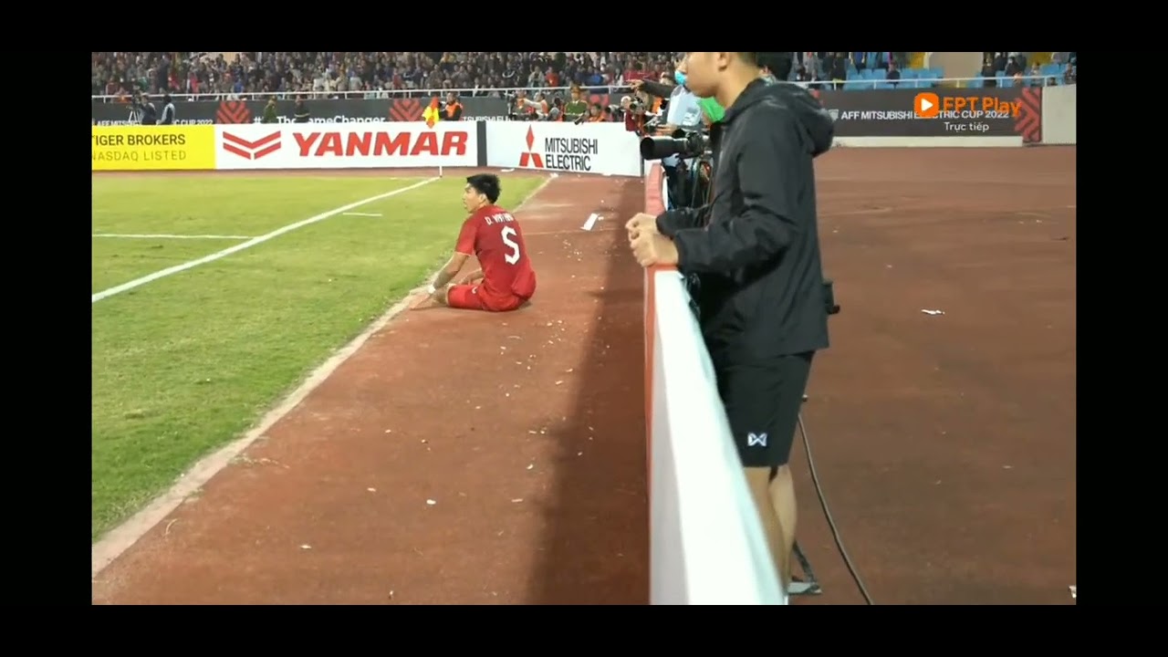 Defender Azmi Murad beat Van Hau, AFF cup 2022 - YouTube