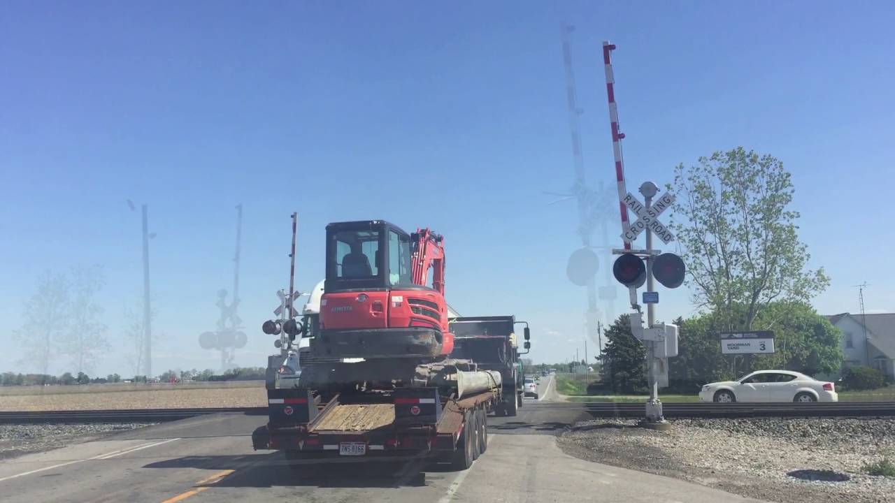 Route 99 Grade Crossing (Bellevue, OH) 5/19/16 - YouTube
