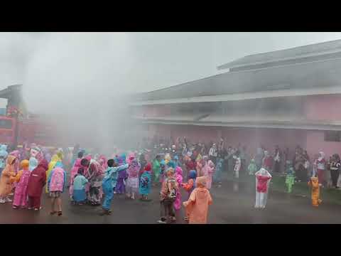Keseruan !!! Mandi Air hujan buatan bersama teman-teman Les PRISMA #anak #sumenep #pemadamkebakaran 