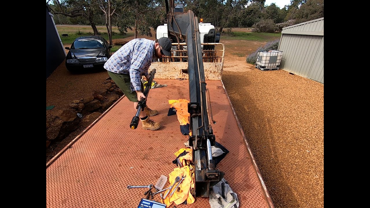 Fixing a hydraulic leak on a Hiab truck crane - YouTube