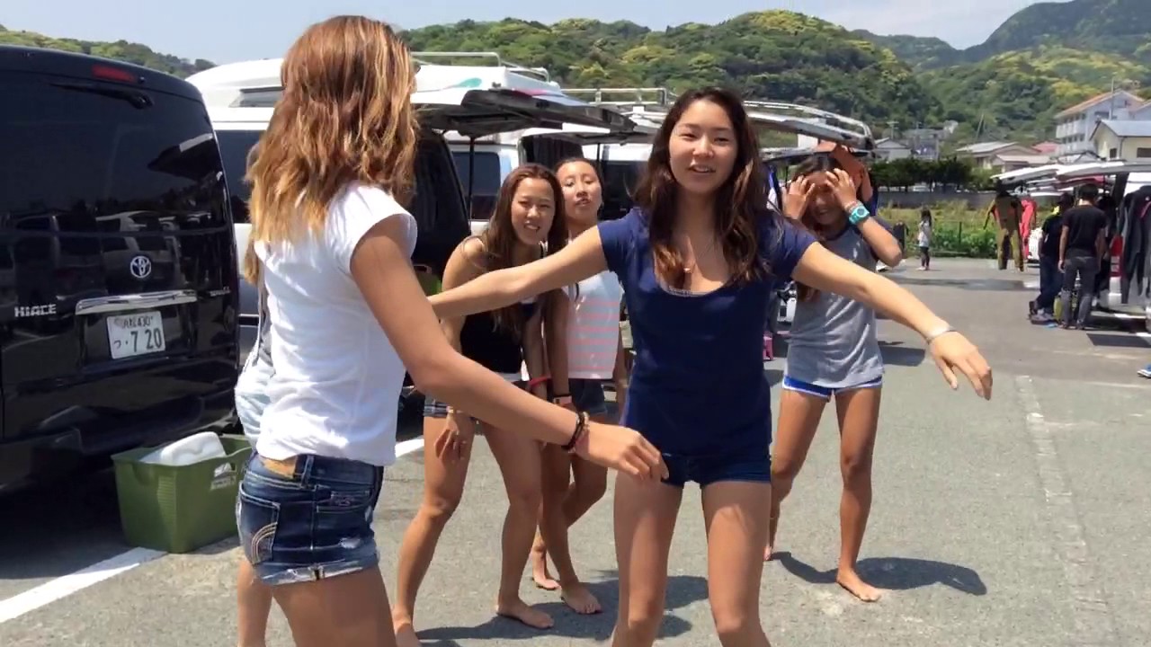surfer girls -dancing at the surfing contest - YouTube