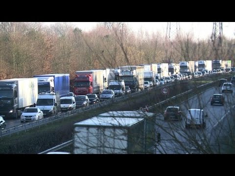 Les routiers en grève pour les salaires maintiennent la pression