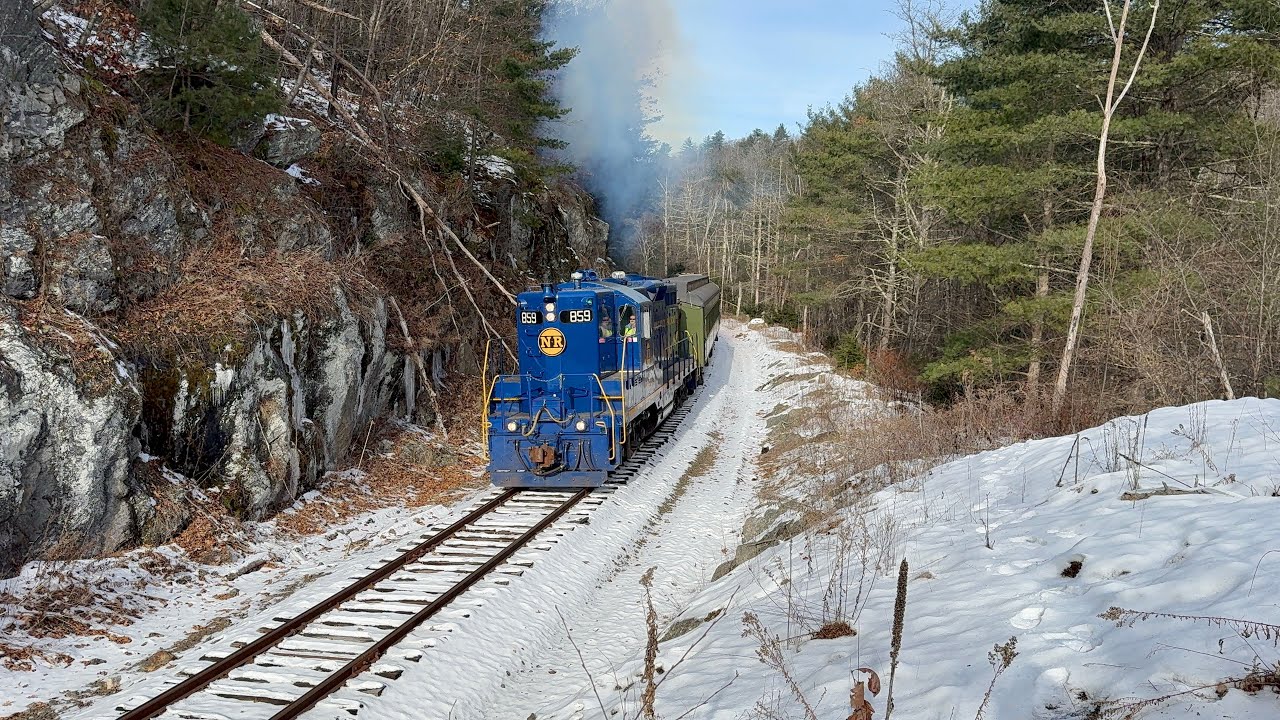 Naugatuck Railroad EMD GP9 859 in the snow with Budd SPV 1001 - YouTube