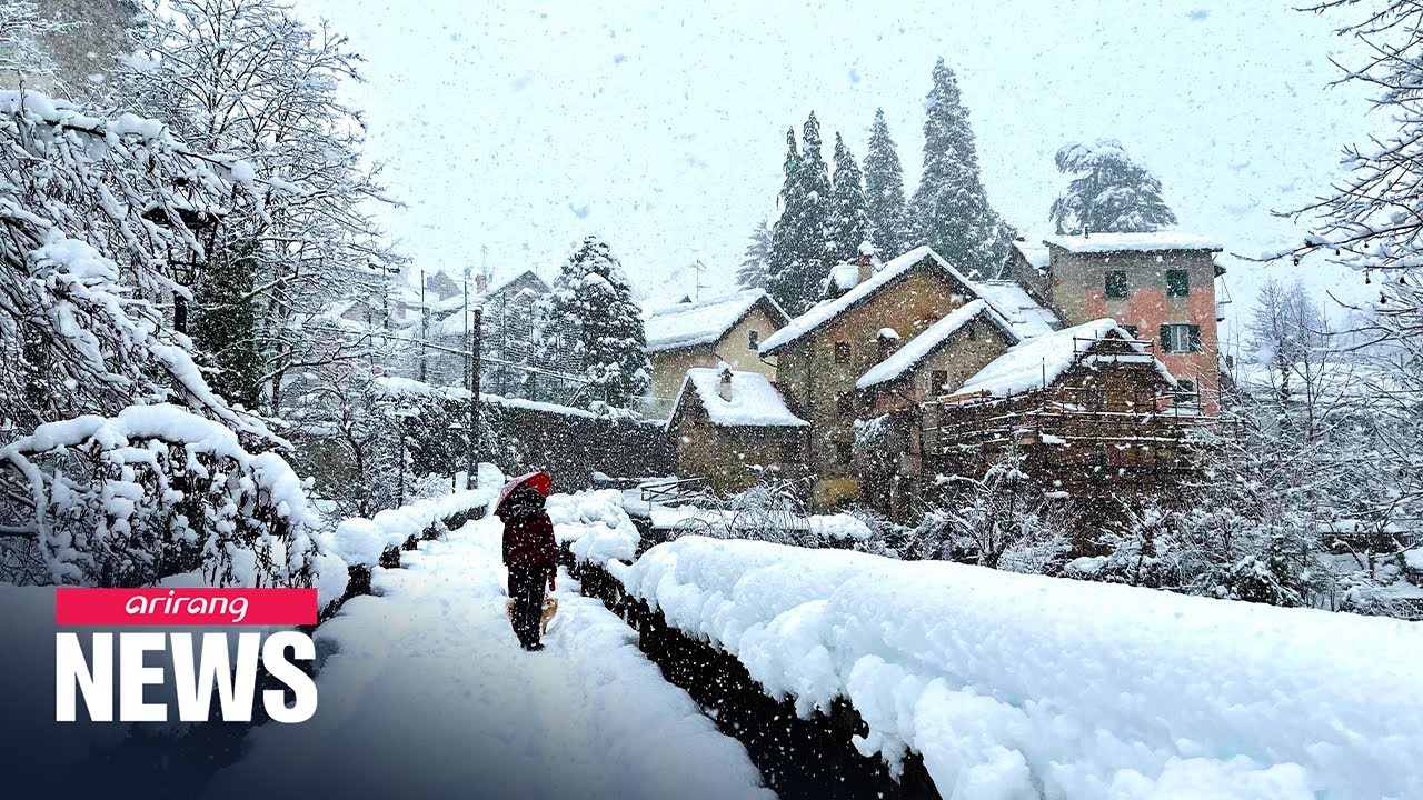 Heavy snow blankets northern Italy - YouTube