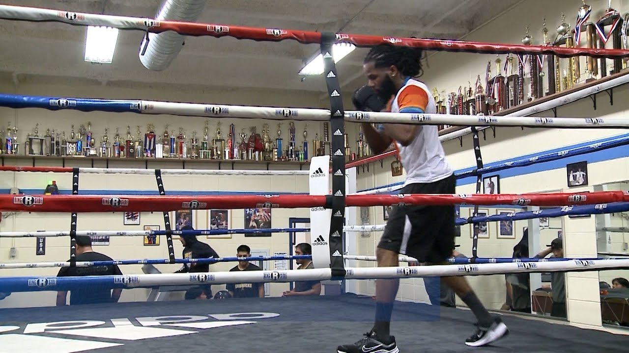 Milwaukee boxing club helps man turn his life around - YouTube