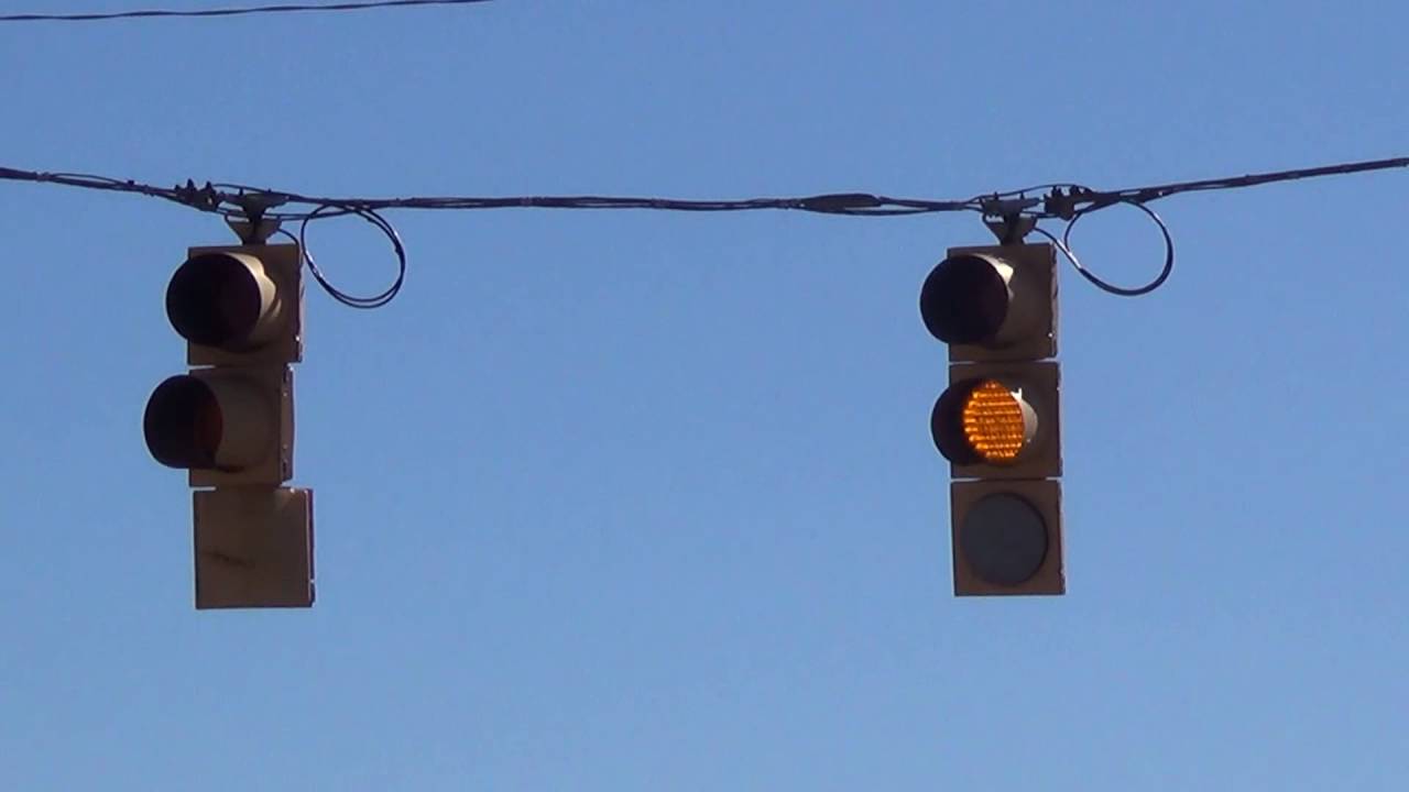 Econolite Button-back Traffic Lights - YouTube