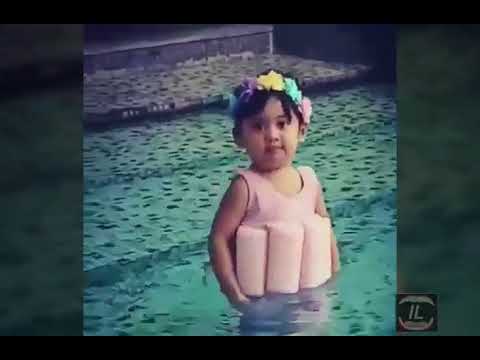 Vania less renang di temanin mama..