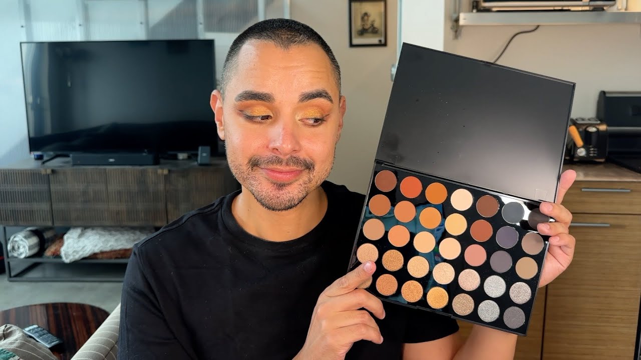 My FIRST time putting on eyeshadow 😳 - YouTube