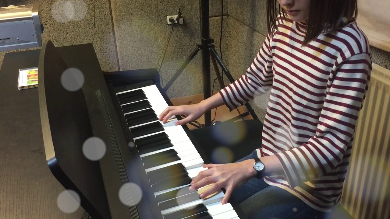 Liv Rose spiller sin egen dejlige komposition - YouTube