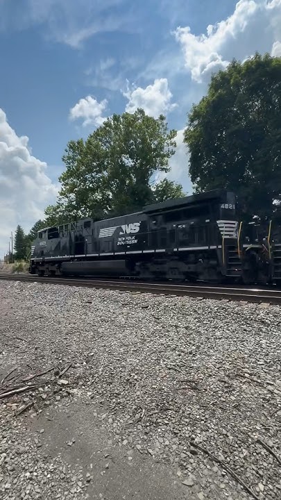 NS 28X roaring east with a brand new C6M leading!! - YouTube