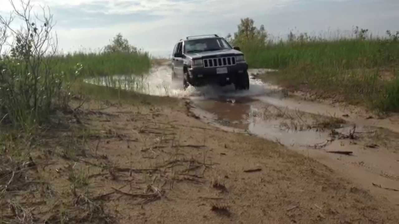 Jeep Grand Cherokee through the "puddle" - YouTube