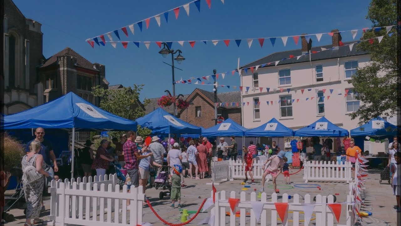 Walking tour of the 900 years old heritage market Dunstable England ...