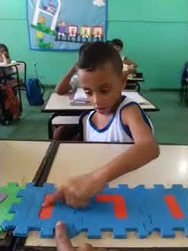 Prmeiro vídeo do Miguel aprendendo letrinhas em livras - YouTube