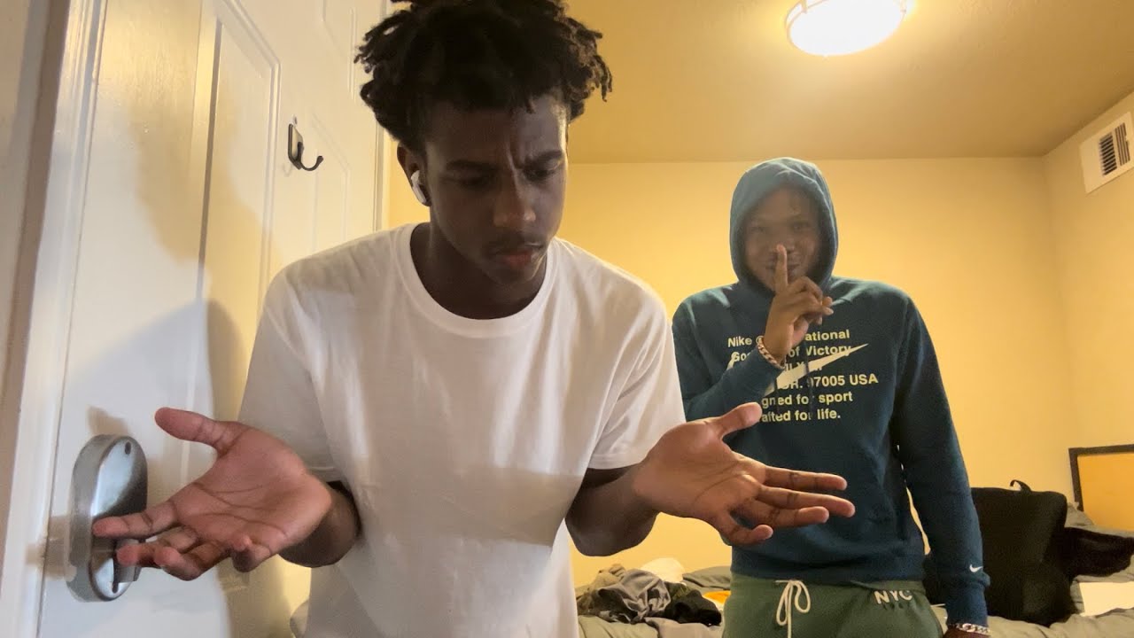 “STEALING” MY COLLEGE ROOMMATES KEY PRANK - YouTube