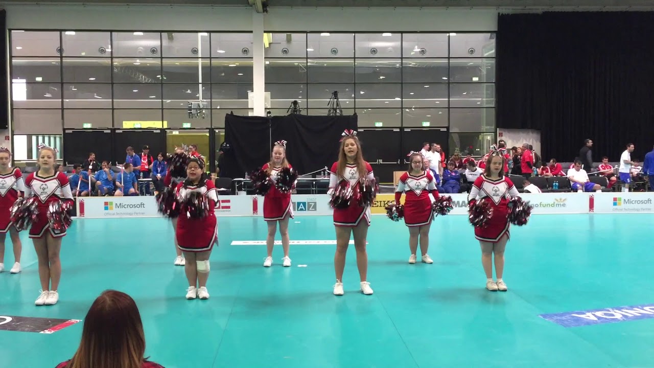 SOC4Aus17 - SO Cheer Field of Play Cheers at Floorball - YouTube