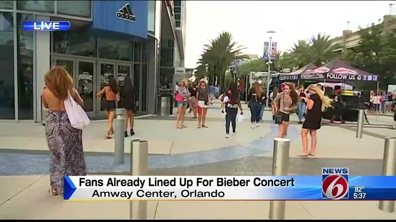 Fans line up for Justin Bieber concert - YouTube