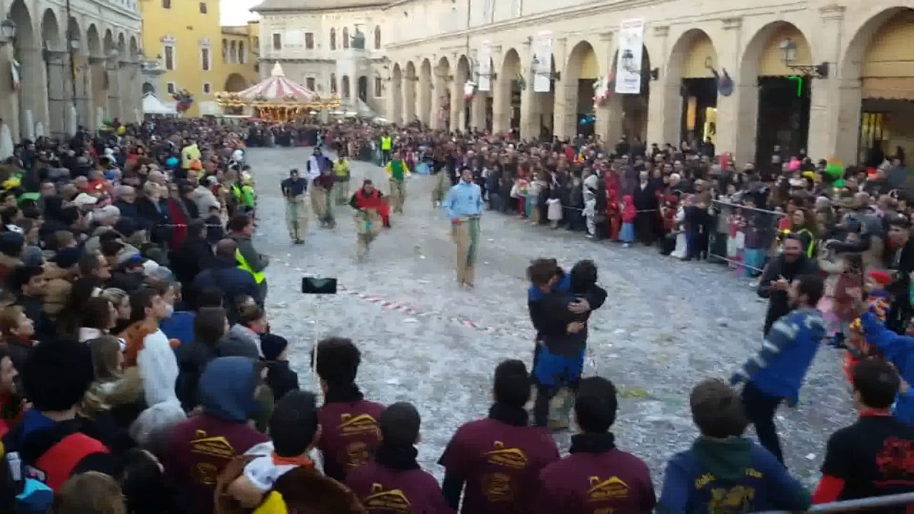 Fermo. Contrada Pila vince il Palio di Carnevale in piazza del Popolo ...