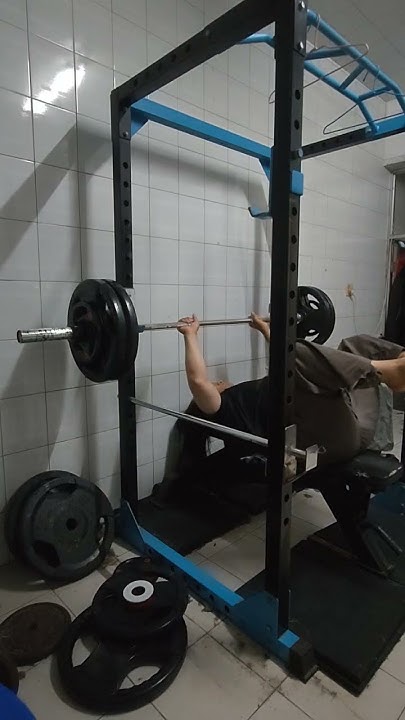 抬腳臥推130kg 4 停頓 - YouTube