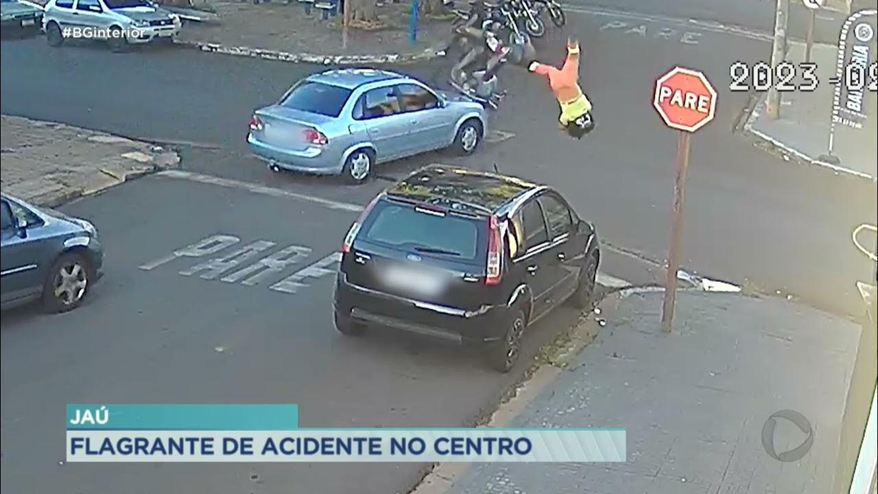 Moto bate em carro em cruzamento no Centro de Jaú - YouTube