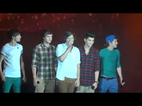 Harry & Niall Kiss (NARRY) - YouTube