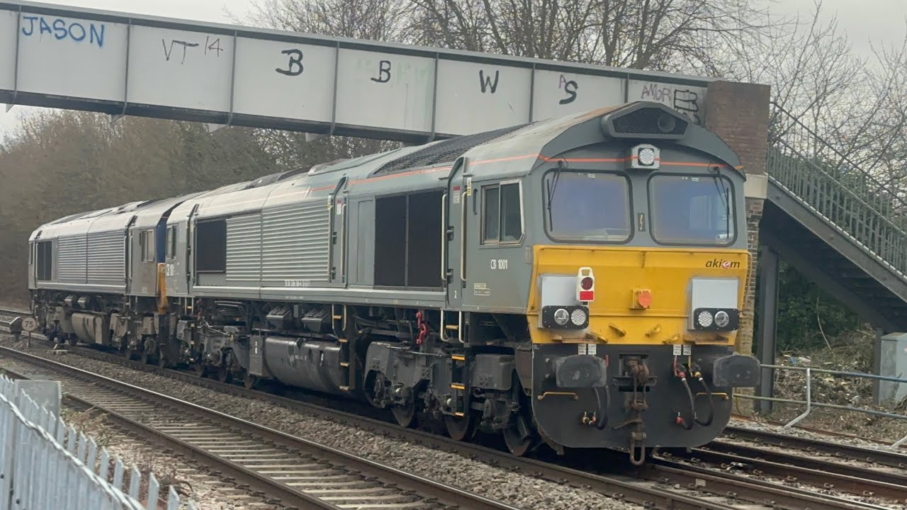 66303 drags Imported 66306 through Oxford (21/02/23) - YouTube
